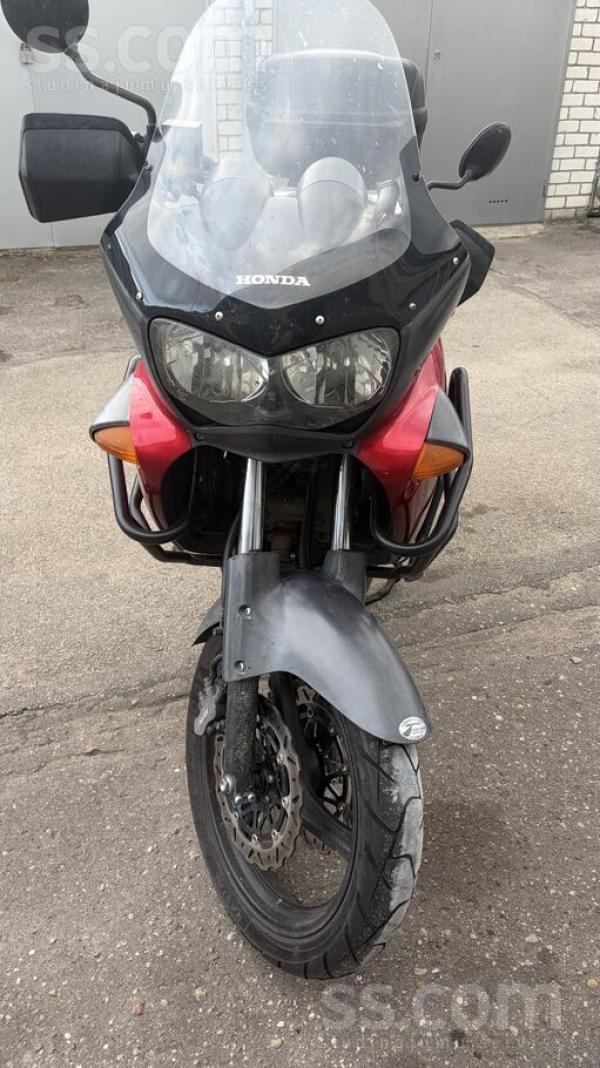 Хонда Varadero 2000 в Рига на AUTOMOTO.COM.LV Хонда Varadero 2000 в Рига, объемом двигателя 1.00 л и пробегом 0 тыс. км за 2500 €, фото 4 на AUTOMOTO.COM.LV