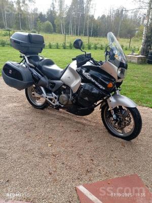 Honda Varadero 2001 in Riga, with an engine capacity of 1.00 L and mileage of 0 thousand km for 2650 €, photo 4 on AUTOMOTO.COM.LV