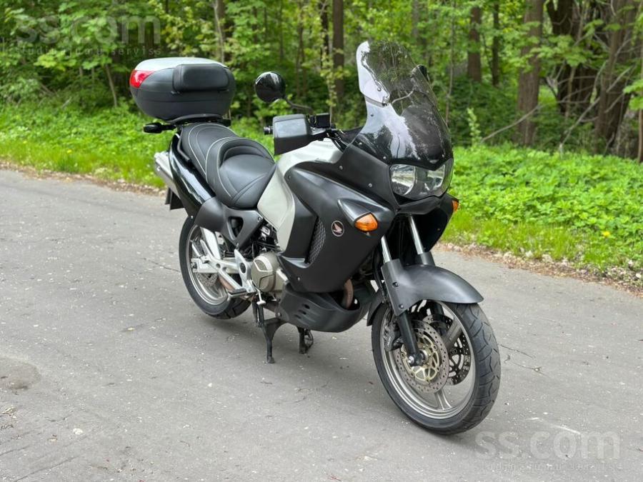 Хонда Varadero XL 1999 в Рига, объемом двигателя 1.00 л и пробегом 0 тыс. км за 2600 €, фото 1 на AUTOMOTO.COM.LV