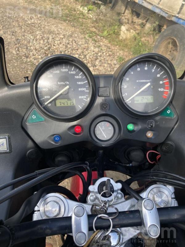 Honda Varadero XL 2001 Madona, ar dzinēja tilpumu 1.00 L un nobraukumu 0 tūkst. km par 2200 €, foto 5 vietnē AUTOMOTO.COM.LV