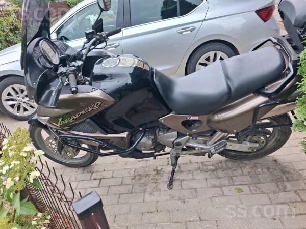 Хонда Varadero XL 2003 в Екабпилс, объемом двигателя 1.00 л и пробегом 0 тыс. км за 3100 €, фото 5 на AUTOMOTO.COM.LV