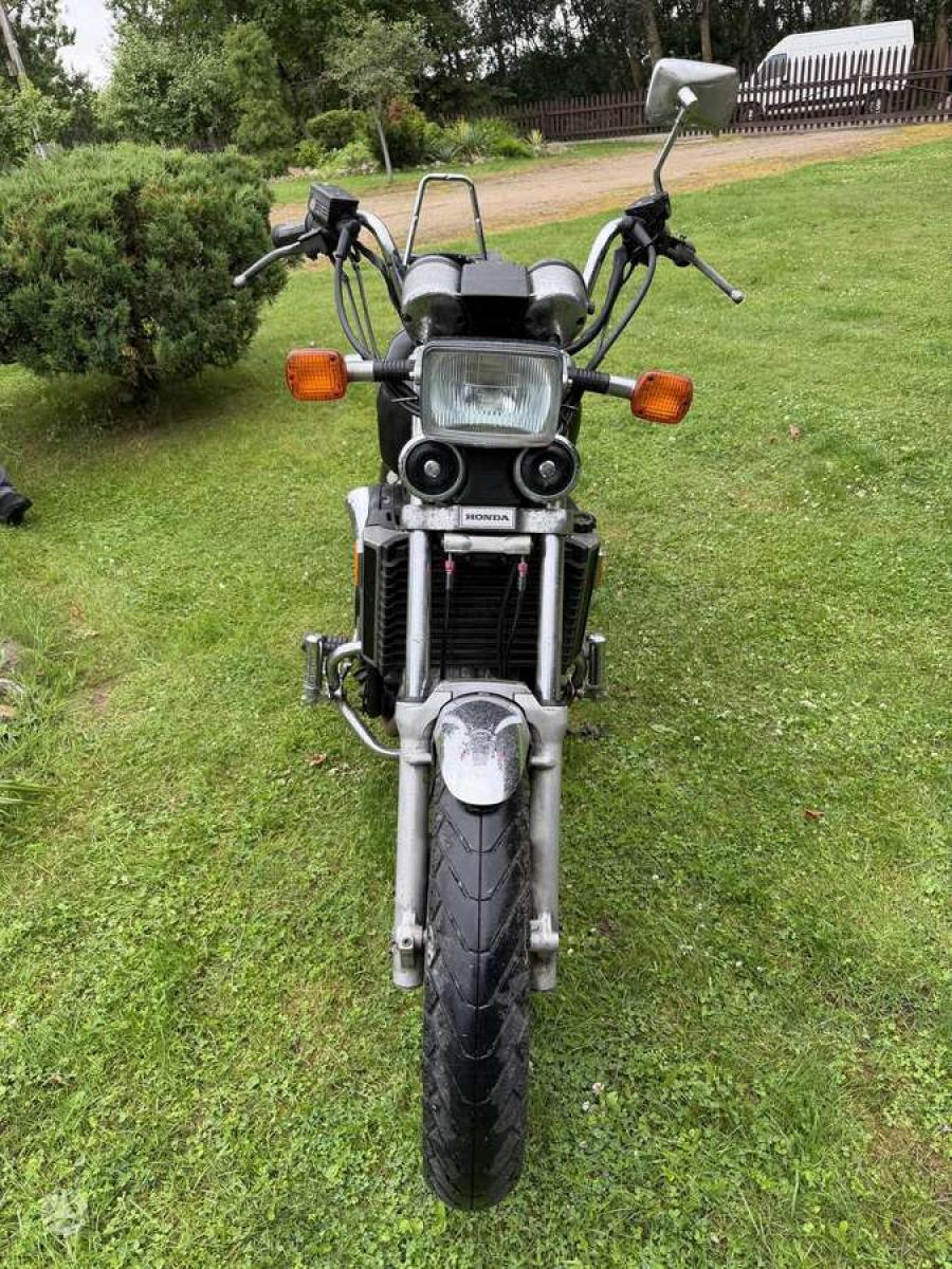Melns Honda VF 1984 Viļņa, ar dzinēja tilpumu 0.70 L un nobraukumu 85 tūkst. km par 900 €, foto 5 vietnē AUTOMOTO.COM.LV