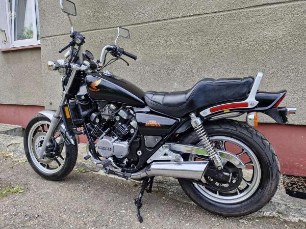 Black Honda VF 1985 in Kaunas, with an engine capacity of 0.50 L and mileage of 8 thousand km for 1550 €, photo 3 on AUTOMOTO.COM.LV