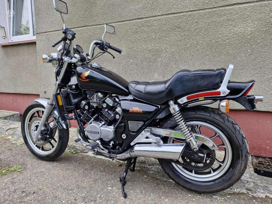 Black Honda VF 1985 in Kaunas, with an engine capacity of 0.50 L and mileage of 8 thousand km for 1550 €, photo 4 on AUTOMOTO.COM.LV