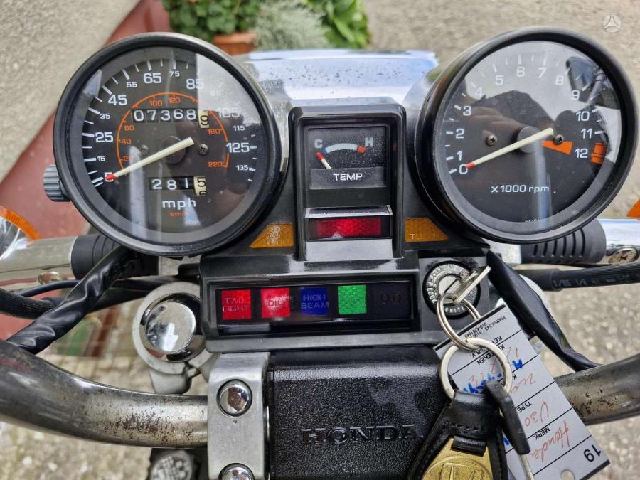 Black Honda VF 1985 in Kaunas, with an engine capacity of 0.50 L and mileage of 8 thousand km for 1550 €, photo 9 on AUTOMOTO.COM.LV