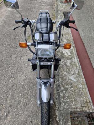 Black Honda VF 1985 in Kaunas, with an engine capacity of 0.50 L and mileage of 8 thousand km for 1550 €, photo 12 on AUTOMOTO.COM.LV