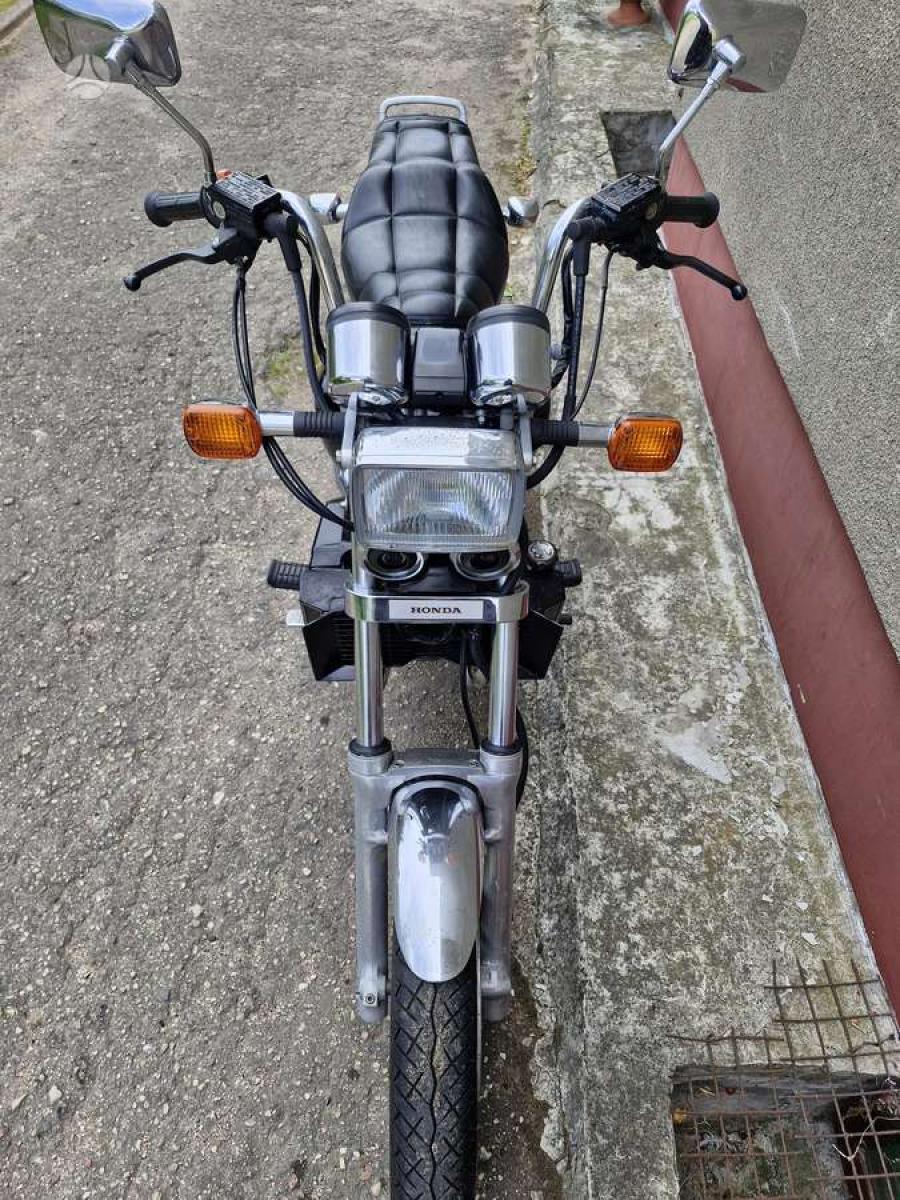 Black Honda VF 1985 in Kaunas, with an engine capacity of 0.50 L and mileage of 8 thousand km for 1550 €, photo 12 on AUTOMOTO.COM.LV