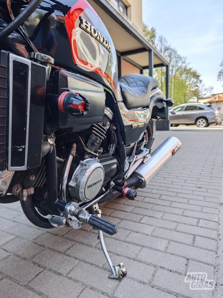 Melns Honda VF 1986 Klaipėda, ar dzinēja tilpumu 0.75 L un nobraukumu 5 tūkst. km par 2000 €, foto 13 vietnē AUTOMOTO.COM.LV
