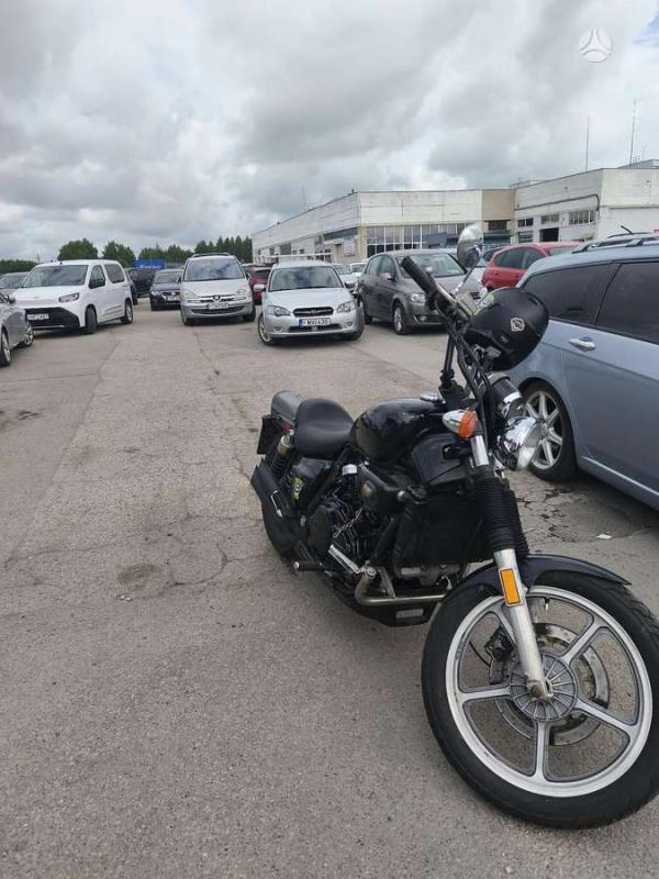Black Honda VF 1987 in Panevezys, with an engine capacity of 0.70 L and mileage of 17 thousand km for 2800 €, photo 7 on AUTOMOTO.COM.LV