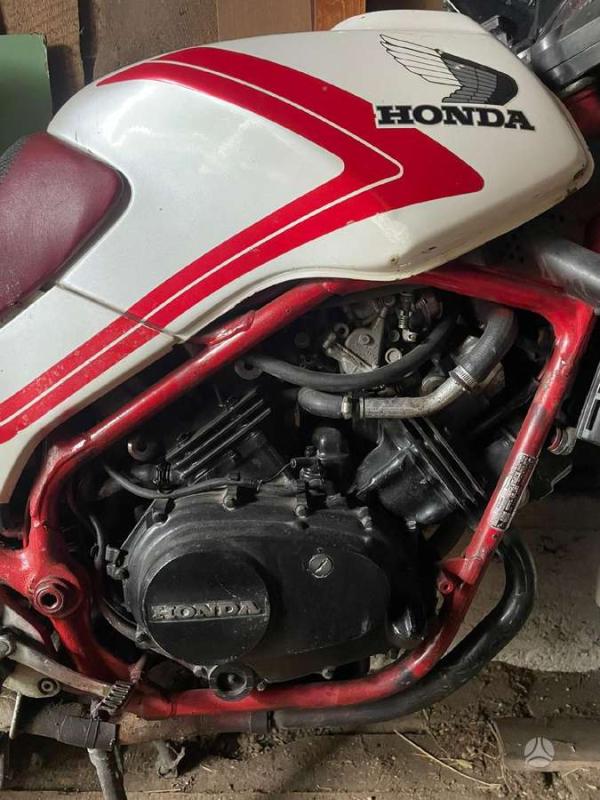 Honda VF 1984 Radviliškis, ar dzinēja tilpumu 0.40 L un nobraukumu 51 tūkst. km par 900 €, foto 4 vietnē AUTOMOTO.COM.LV