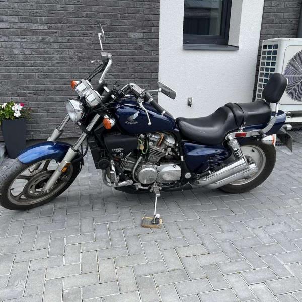 Honda VF 1987 in Vilnius, with an engine capacity of 0.75 L and mileage of 36 thousand km for 2999 €, photo 2 on AUTOMOTO.COM.LV