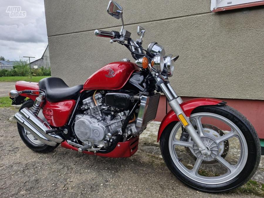 Red Honda VF 1987 in Kaunas, with an engine capacity of 0.75 L and mileage of 10 thousand km for 2250 €, photo 1 on AUTOMOTO.COM.LV