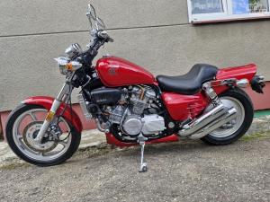 Red Honda VF 1987 in Kaunas, with an engine capacity of 0.75 L and mileage of 10 thousand km for 2250 €, photo 5 on AUTOMOTO.COM.LV