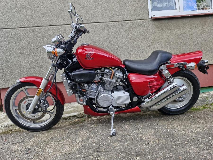 Red Honda VF 1987 in Kaunas, with an engine capacity of 0.75 L and mileage of 10 thousand km for 2250 €, photo 5 on AUTOMOTO.COM.LV