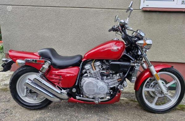 Sarkans Honda VF 1987 Kauņa, ar dzinēja tilpumu 0.70 L un nobraukumu 5 tūkst. km par 2250 €, foto 1 vietnē AUTOMOTO.COM.LV