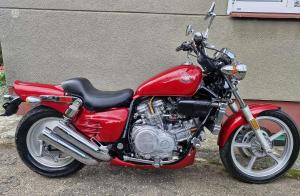 Sarkans Honda VF 1987 Kauņa, ar dzinēja tilpumu 0.70 L un nobraukumu 5 tūkst. km par 2250 €, foto  vietnē AUTOMOTO.COM.LV