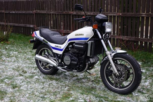 Balts Honda VF 1983 Akmenė, ar dzinēja tilpumu 0.75 L un nobraukumu 20 tūkst. km par 1850 €, foto 3 vietnē AUTOMOTO.COM.LV