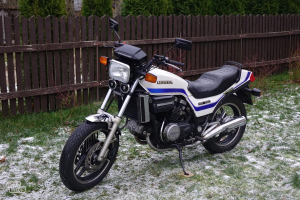 Balts Honda VF 1983 Akmenė, ar dzinēja tilpumu 0.75 L un nobraukumu 20 tūkst. km par 1850 €, foto 4 vietnē AUTOMOTO.COM.LV