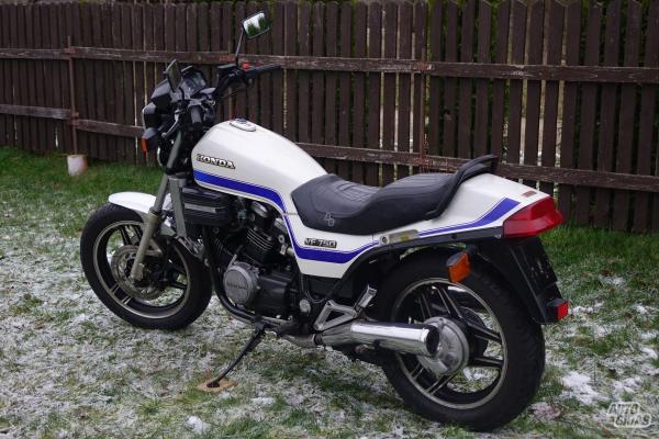 Balts Honda VF 1983 Akmenė, ar dzinēja tilpumu 0.75 L un nobraukumu 20 tūkst. km par 1850 €, foto 6 vietnē AUTOMOTO.COM.LV