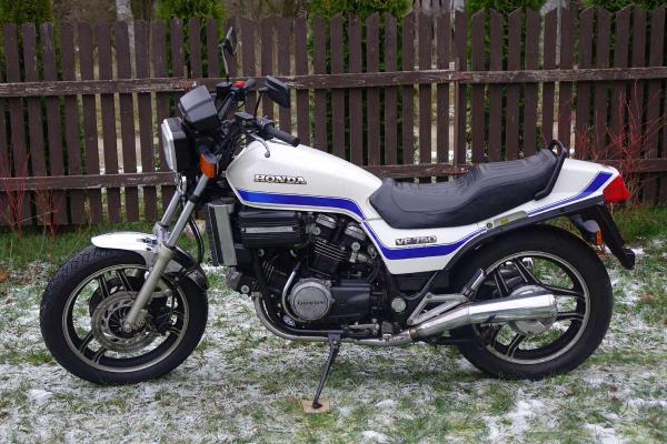 Balts Honda VF 1983 Akmenė, ar dzinēja tilpumu 0.75 L un nobraukumu 20 tūkst. km par 1750 €, foto 2 vietnē AUTOMOTO.COM.LV