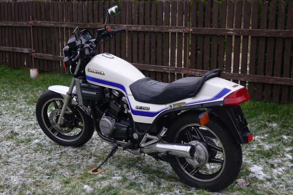 Balts Honda VF 1983 Akmenė, ar dzinēja tilpumu 0.75 L un nobraukumu 20 tūkst. km par 1750 €, foto 4 vietnē AUTOMOTO.COM.LV