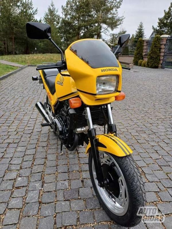 Yellow Honda VF 1983 in Klaipeda, with an engine capacity of 0.40 L and mileage of 75 thousand km for 1000 €, photo 6 on AUTOMOTO.COM.LV