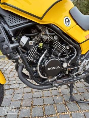 Dzeltens Honda VF 1983 Klaipėda, ar dzinēja tilpumu 0.40 L un nobraukumu 75 tūkst. km par 1000 €, foto 11 vietnē AUTOMOTO.COM.LV