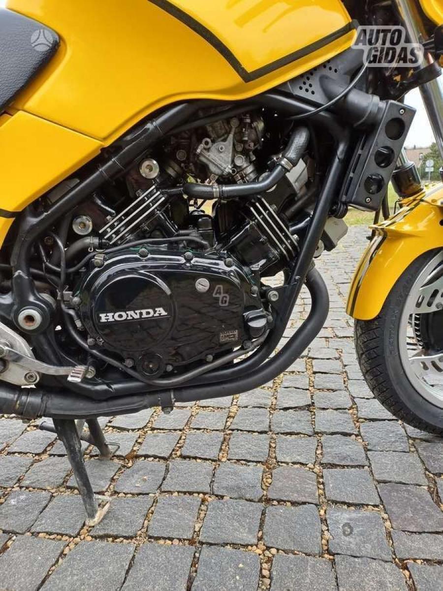 Dzeltens Honda VF 1983 Klaipėda, ar dzinēja tilpumu 0.40 L un nobraukumu 75 tūkst. km par 1000 €, foto 12 vietnē AUTOMOTO.COM.LV