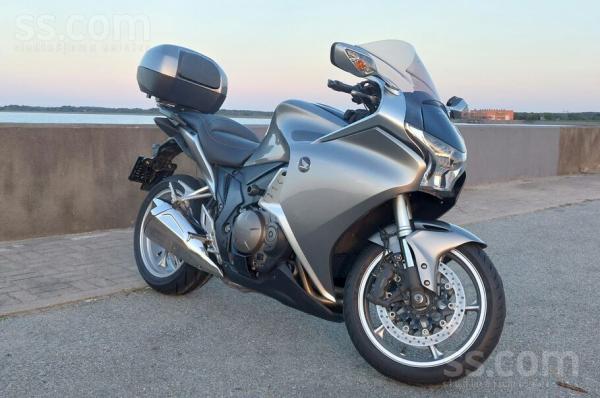 Хонда VFR 1200F 2010 в Рига, объемом двигателя 1.24 л и пробегом 0 тыс. км за 6500 €, фото 1 на AUTOMOTO.COM.LV