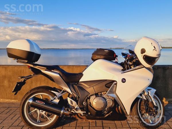 Хонда VFR 1200F 2011 в Рига, объемом двигателя 1.20 л и пробегом 0 тыс. км за 6969 €, фото 2 на AUTOMOTO.COM.LV