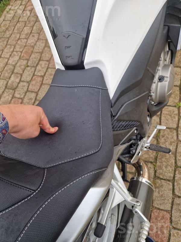 Хонда VFR 1200F 2011 в Рига, объемом двигателя 1.20 л и пробегом 0 тыс. км за 6969 €, фото 10 на AUTOMOTO.COM.LV