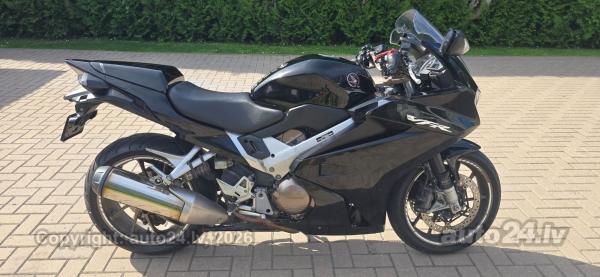 Black Honda VFR 800 2016 in Tallinn, with an engine capacity of 0.80 L and mileage of 48 thousand km for 6500 €, photo 2 on AUTOMOTO.COM.LV