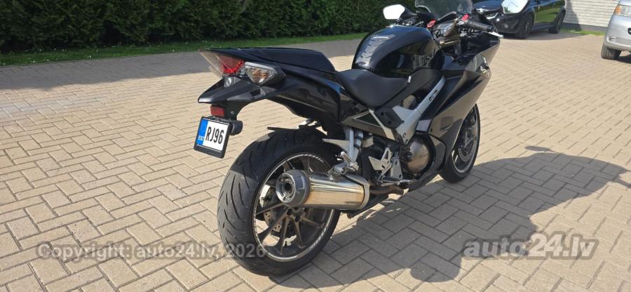 Black Honda VFR 800 2016 in Tallinn, with an engine capacity of 0.80 L and mileage of 48 thousand km for 6500 €, photo 4 on AUTOMOTO.COM.LV