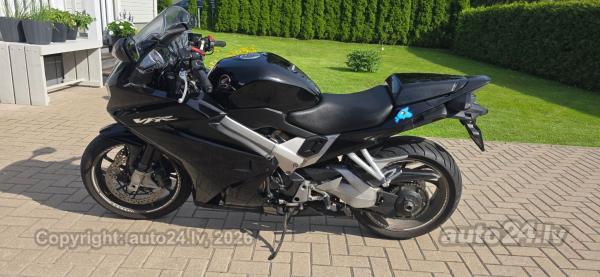 Black Honda VFR 800 2016 in Tallinn, with an engine capacity of 0.80 L and mileage of 48 thousand km for 6500 €, photo 4 on AUTOMOTO.COM.LV