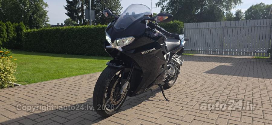 Black Honda VFR 800 2016 in Tallinn, with an engine capacity of 0.80 L and mileage of 48 thousand km for 6500 €, photo 6 on AUTOMOTO.COM.LV