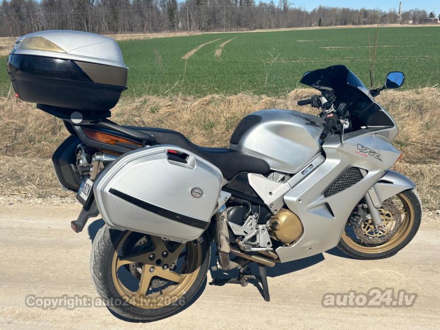 Grey Honda VFR 800 2002 in Tallinn, with an engine capacity of 0.78 L and mileage of 68 thousand km for 3300 €, photo 3 on AUTOMOTO.COM.LV