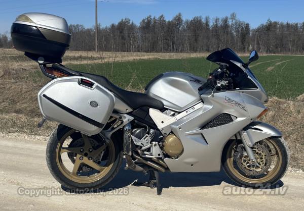 Pelēks Honda VFR 800 2002 Tallina, ar dzinēja tilpumu 0.78 L un nobraukumu 68 tūkst. km par 3300 €, foto 3 vietnē AUTOMOTO.COM.LV