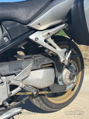 Grey Honda VFR 800 2002 in Tallinn, with an engine capacity of 0.78 L and mileage of 68 thousand km for 3300 €, photo 5 on AUTOMOTO.COM.LV