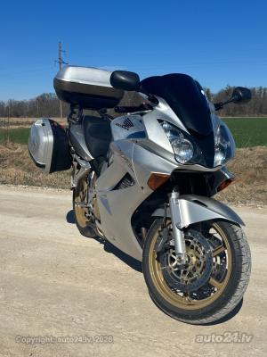 Grey Honda VFR 800 2002 in Tallinn, with an engine capacity of 0.78 L and mileage of 68 thousand km for 3300 €, photo 6 on AUTOMOTO.COM.LV