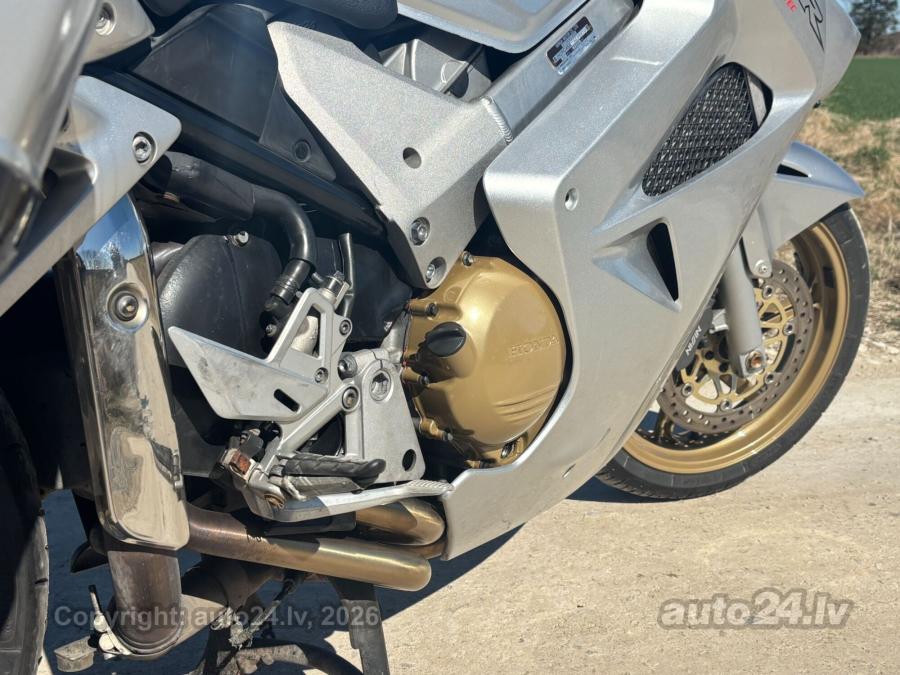 Grey Honda VFR 800 2002 in Tallinn, with an engine capacity of 0.78 L and mileage of 68 thousand km for 3300 €, photo 7 on AUTOMOTO.COM.LV