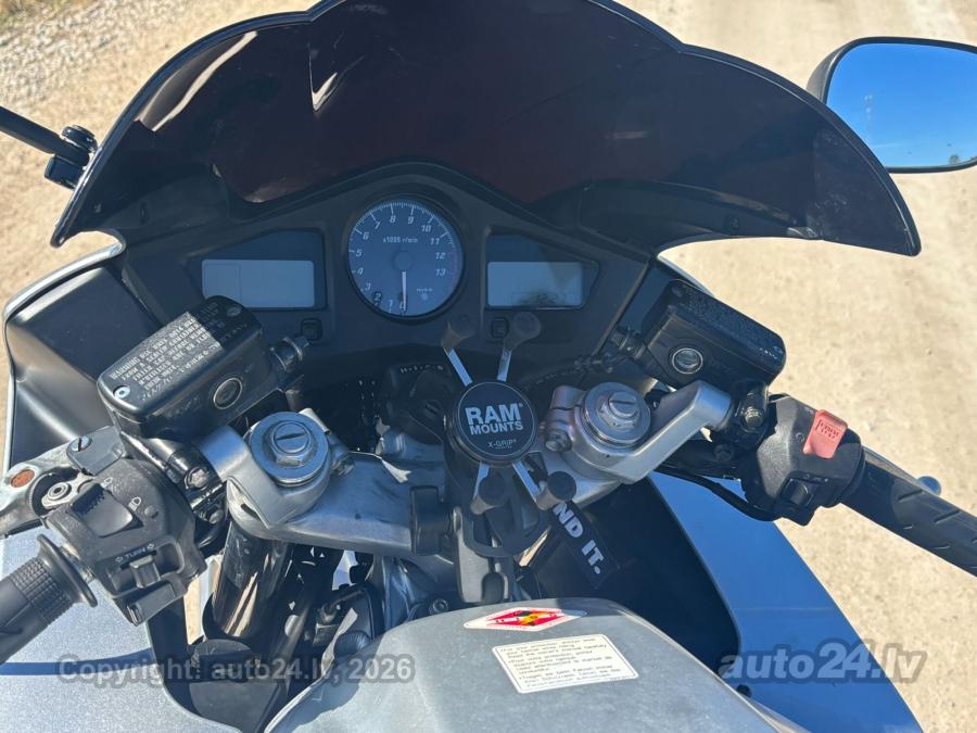 Grey Honda VFR 800 2002 in Tallinn, with an engine capacity of 0.78 L and mileage of 68 thousand km for 3300 €, photo 8 on AUTOMOTO.COM.LV
