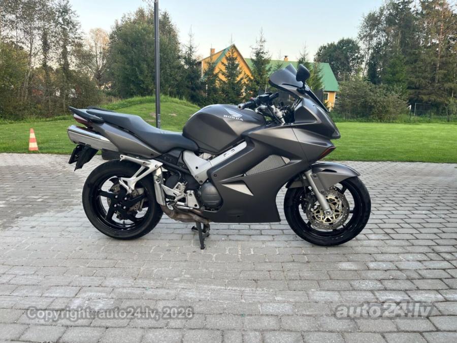 Grey Honda VFR 800 2003 in Rapla, with an engine capacity of 0.78 L and mileage of 46 thousand km for 3000 €, photo 1 on AUTOMOTO.COM.LV