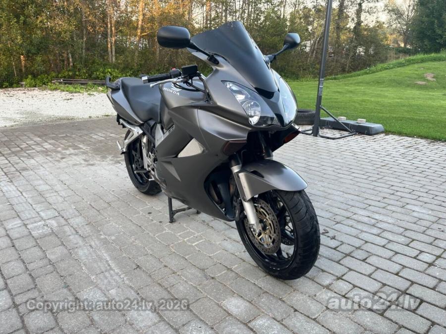 Grey Honda VFR 800 2003 in Rapla, with an engine capacity of 0.78 L and mileage of 46 thousand km for 3000 €, photo 2 on AUTOMOTO.COM.LV