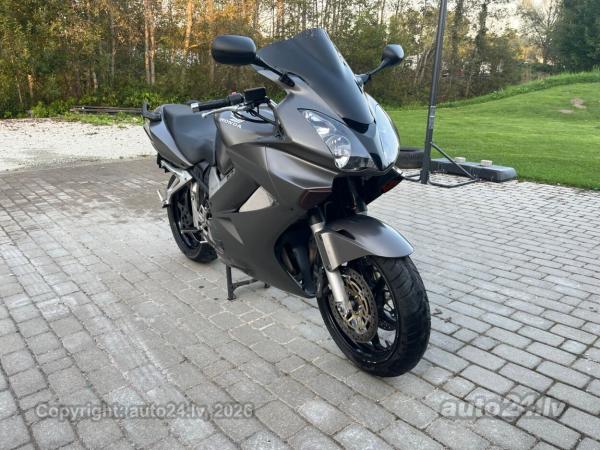 Grey Honda VFR 800 2003 in Rapla, with an engine capacity of 0.78 L and mileage of 46 thousand km for 3000 €, photo 2 on AUTOMOTO.COM.LV