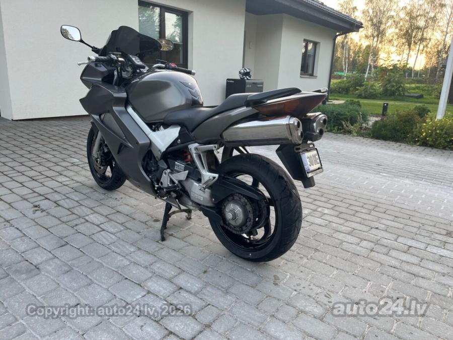Pelēks Honda VFR 800 2003 Rapla, ar dzinēja tilpumu 0.78 L un nobraukumu 46 tūkst. km par 3000 €, foto 4 vietnē AUTOMOTO.COM.LV