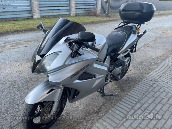 Pelēks Honda VFR 800 2003 Saue, ar dzinēja tilpumu 0.78 L un nobraukumu 81 tūkst. km par 2490 €, foto 1 vietnē AUTOMOTO.COM.LV
