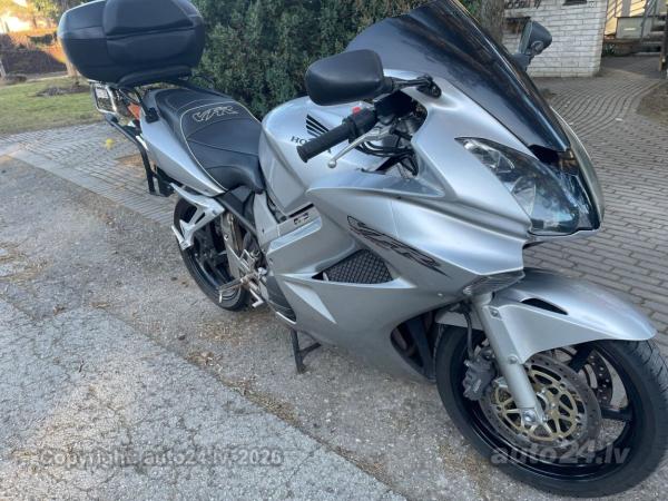 Pelēks Honda VFR 800 2003 Saue, ar dzinēja tilpumu 0.78 L un nobraukumu 81 tūkst. km par 2490 €, foto 2 vietnē AUTOMOTO.COM.LV