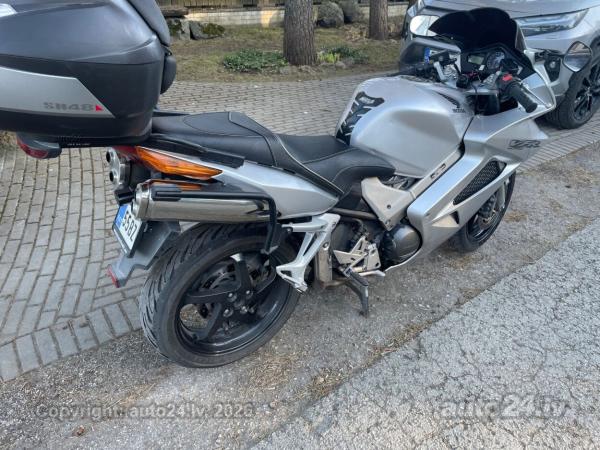 Pelēks Honda VFR 800 2003 Saue, ar dzinēja tilpumu 0.78 L un nobraukumu 81 tūkst. km par 2490 €, foto 3 vietnē AUTOMOTO.COM.LV