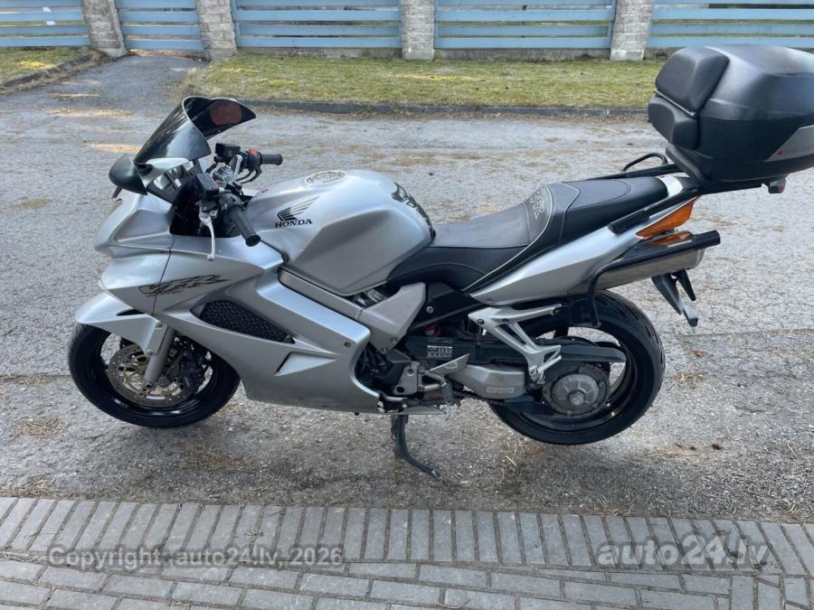 Pelēks Honda VFR 800 2003 Saue, ar dzinēja tilpumu 0.78 L un nobraukumu 81 tūkst. km par 2490 €, foto 4 vietnē AUTOMOTO.COM.LV