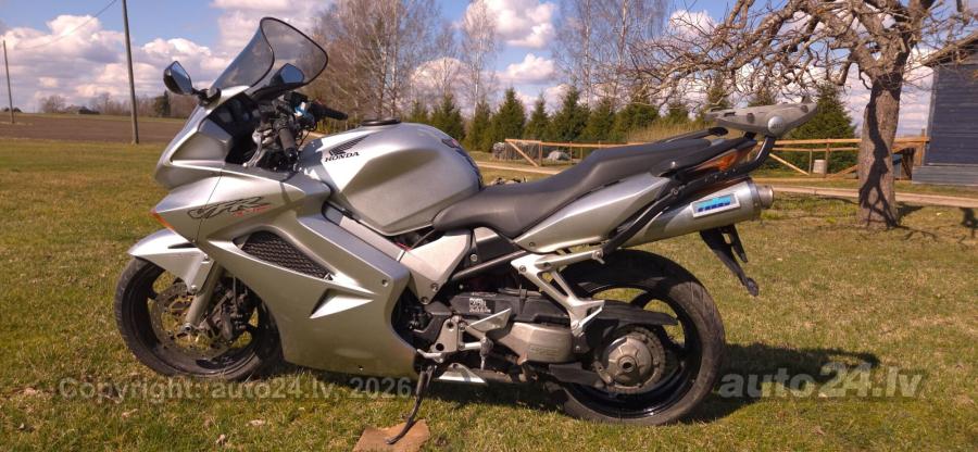Pelēks Honda VFR 800 2003 Viljandi, ar dzinēja tilpumu 0.80 L un nobraukumu 99 tūkst. km par 3000 €, foto 1 vietnē AUTOMOTO.COM.LV